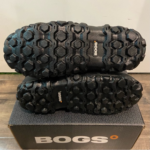 Bogs | Shoes | Nwt Bogs Classic Mid Black Size 3 | Poshmark